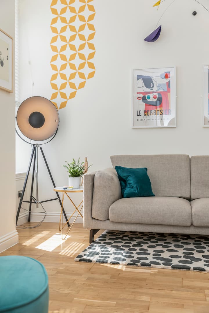 Newly Styled, Central, 2 Bed - Main Door Apartment - National Library of Scotland