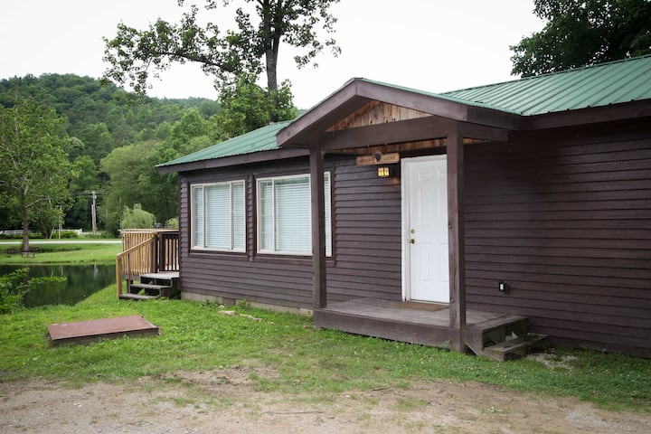 Lawson Lodge (2br/1ba, Sleeps 4, Lakeside Cabin) - Osaka, VA
