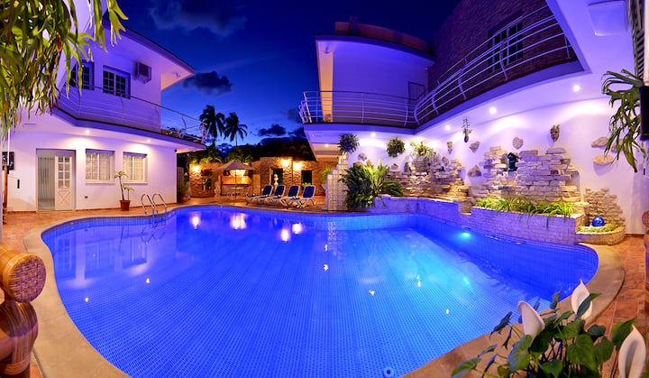 Villa Cristina /+/ Luxury Pool & Bar /+/ Wi-fi - Havana