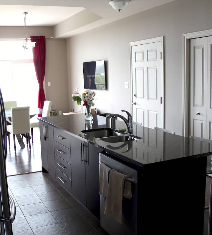Hilltop Condo • River & Golf Views • Near Spa - オタワ