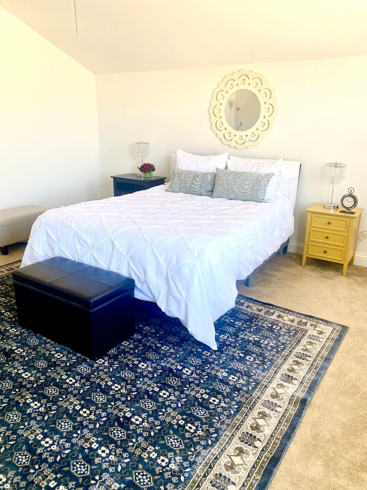 Cheerful Upstairs Master En-suite & Large Lounge - Lompoc, CA