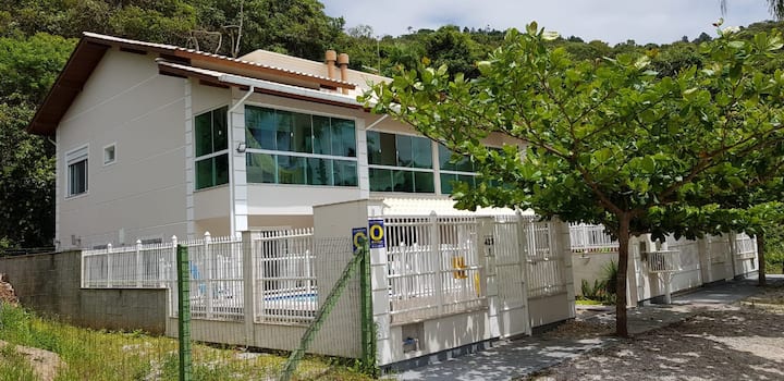 Conforto E Natureza Na Praia De Palmas - Governador Celso Ramos