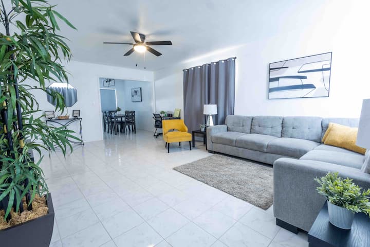 Home Away From Home! Modern & Cozy - Yuma, AZ