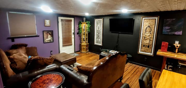 The Purple Room, Victorian Inspired Guest Suite - San Marcos, TX