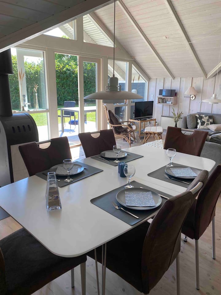 Lyst Og Indbydende Sommerhus - Denmark