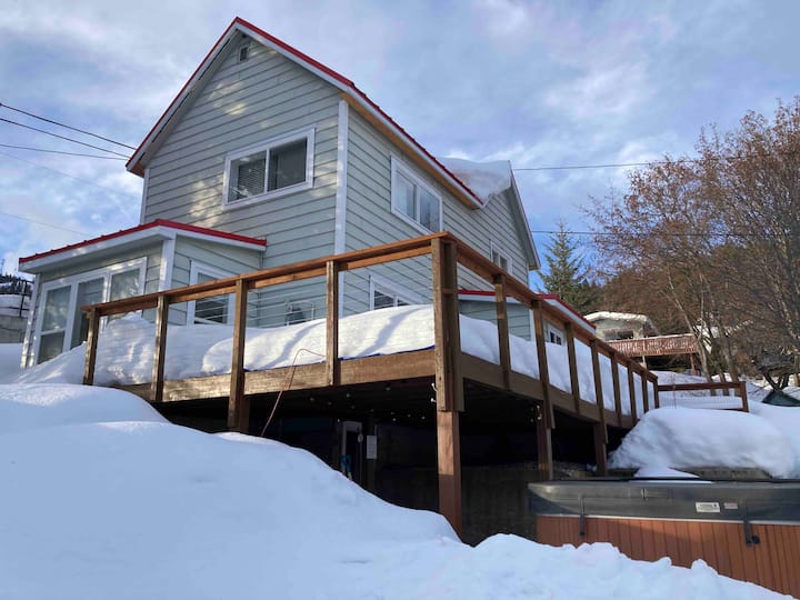 Avalon - Right In Town W/ Valley View And Hot Tub - Rossland