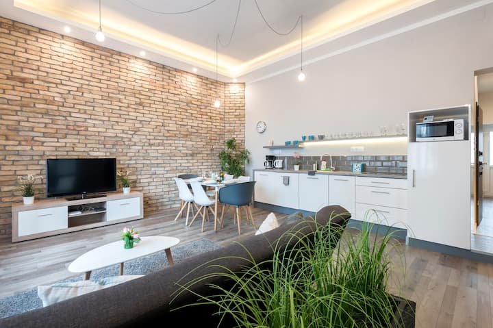 New! Relax And Luxury,massage Chair!8prs!3bdr!2bth - Budapest