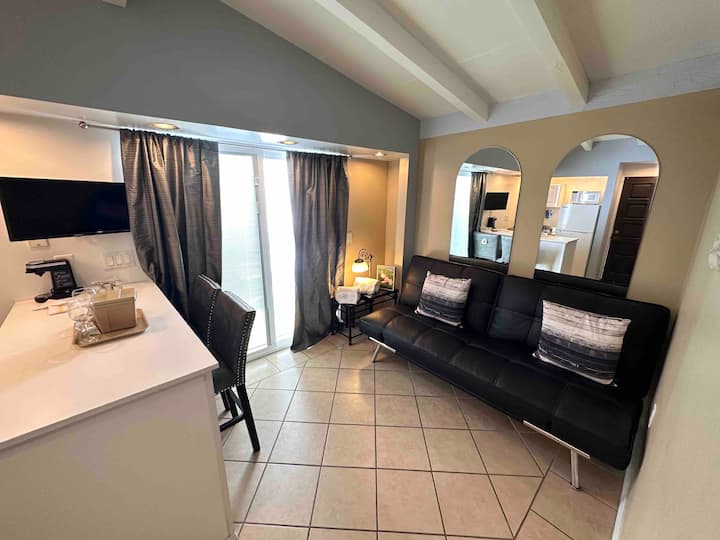 20 - Queen Suite - One Bedroom (Sleeps 3) - Palm Springs, CA
