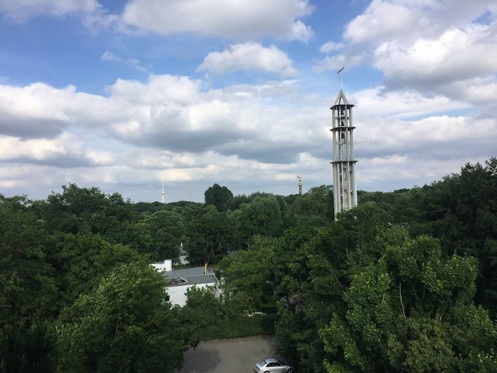 Schöne Eigentumswohnung In Zentraler Lage. Mitten Im Grünen, Läd Der Große Balkon Zum Sonnigen Frühstück Ein.
Kostenloser Parkplatz Auf Dem Grundstück; Exzellente Verkehrsanbindung Mit Dem ÖPnv.
Hausmeisterservice Inklusive. - Berlin Central Station