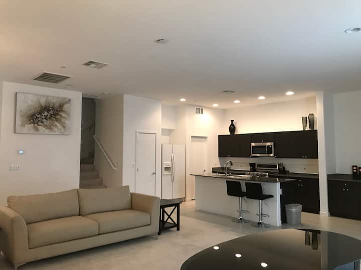 Huge King Master W/ Private Restroom & Smart Tv - North Las Vegas, NV