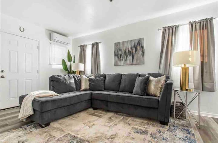 Lovely 2-bedroom Rental Unit. 8 Min From The Beach - Long Beach, CA