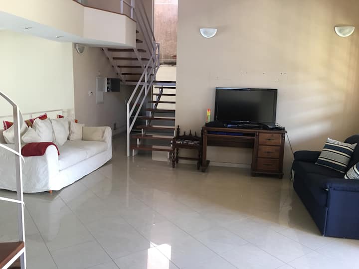 Casa Confortável Em Condomínio - Holambra