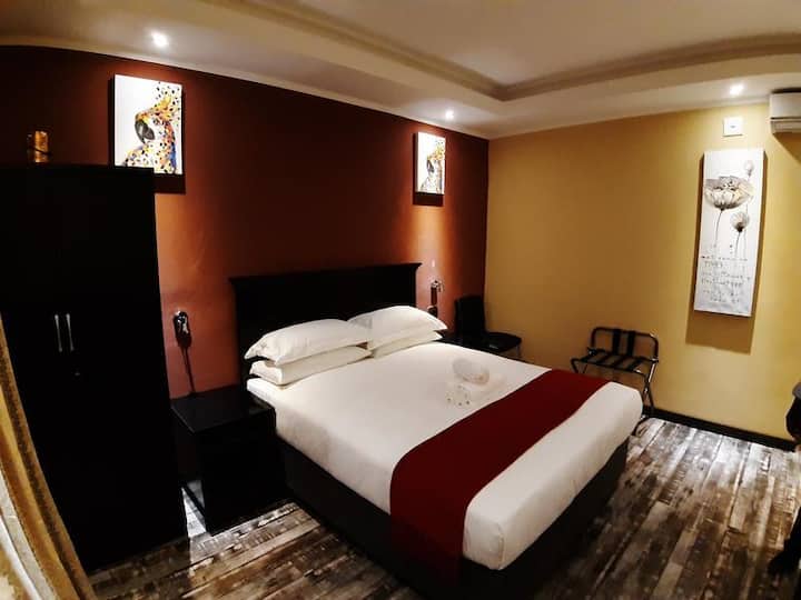 Citystay Ladybrand - Queen Room With Bath & Shower - Ladybrand