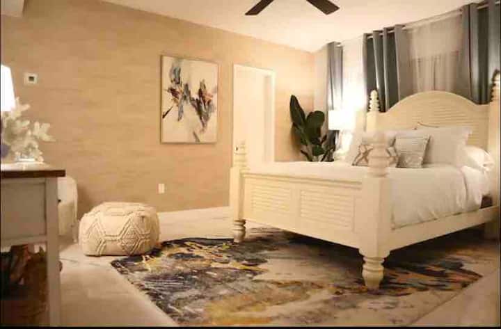*Elegant Escape* - Suite W/ Private Bathroom - Fort Lauderdale, FL