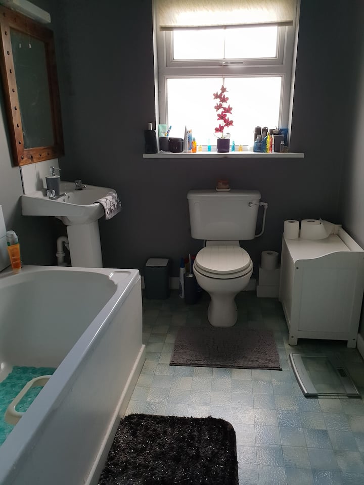 Near Cork Airport And Cork City. (Bedroom 2) - Cork