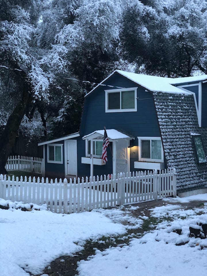 Cute & Cozy W/ Arcades, Outdoor Movies & Fire Pit - Sonora, CA