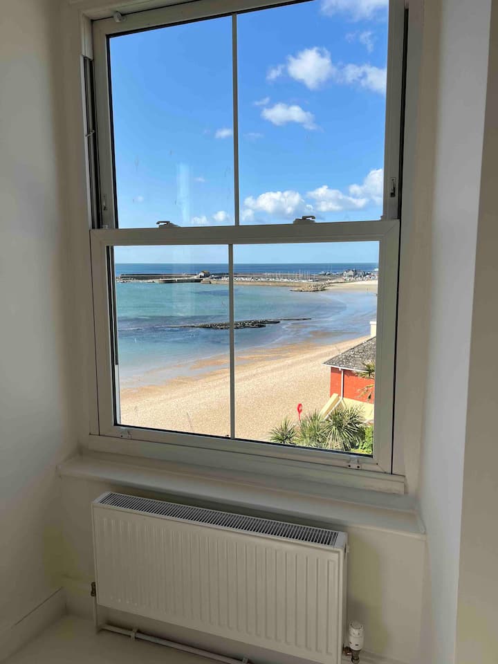 High Tides - Overlooking Lyme Regis Beach - ライム・レジス