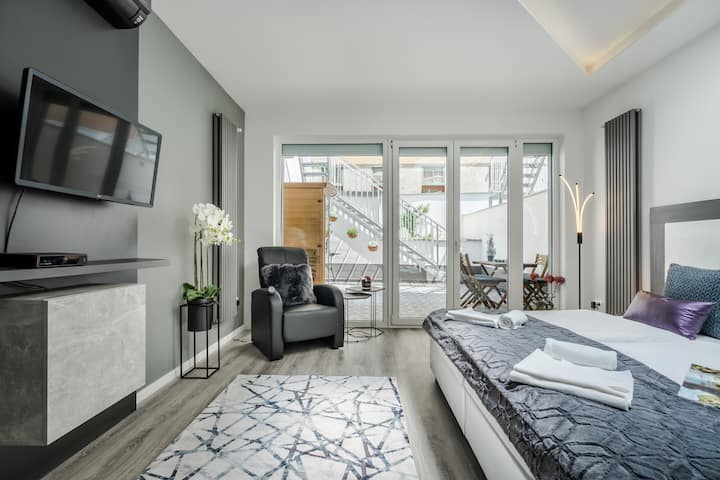 Blue Bird Apartment - Rooftop Sky Terrace & Sauna - Budapest