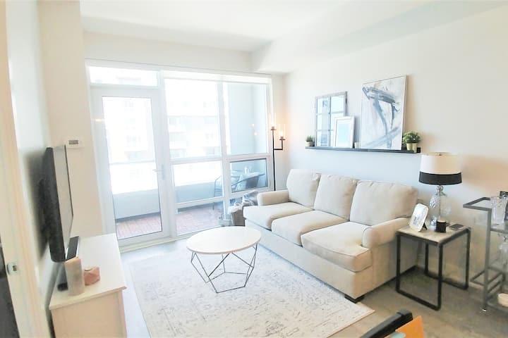 Luxurious Condo In Trendy Queen West - Toronto