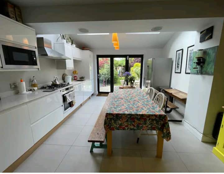 Peaceful Family Home With Off-street Parking - Sevenoaks