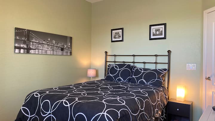 Cozy Room With Desk + 7 Common Areas - Chandler, AZ