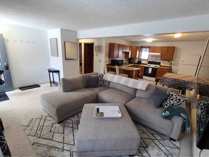 Cheerful 2 Bedroom Lower Level, Wifi, Walkable. - Fairbanks, AK