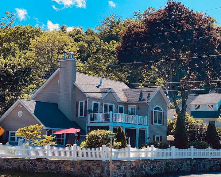 Lake Life In Beautiful Updated Lake House - Yorktown, NY