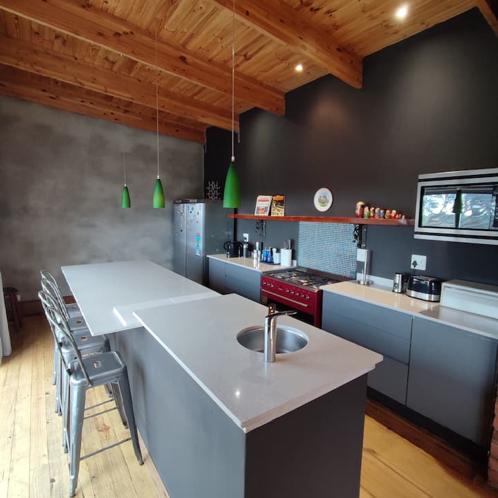 Spacious Duplex Home, Pet Friendly With Garages - Kaapstad