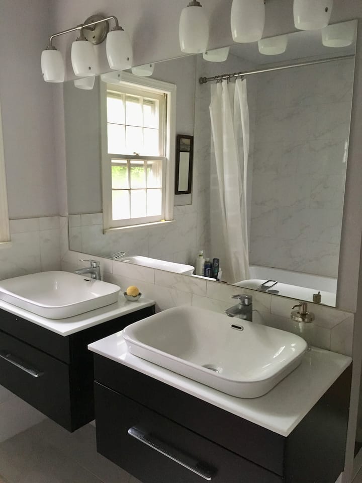 Two Bedroom Suite In A Cottage With Pool - Red Bank, NJ