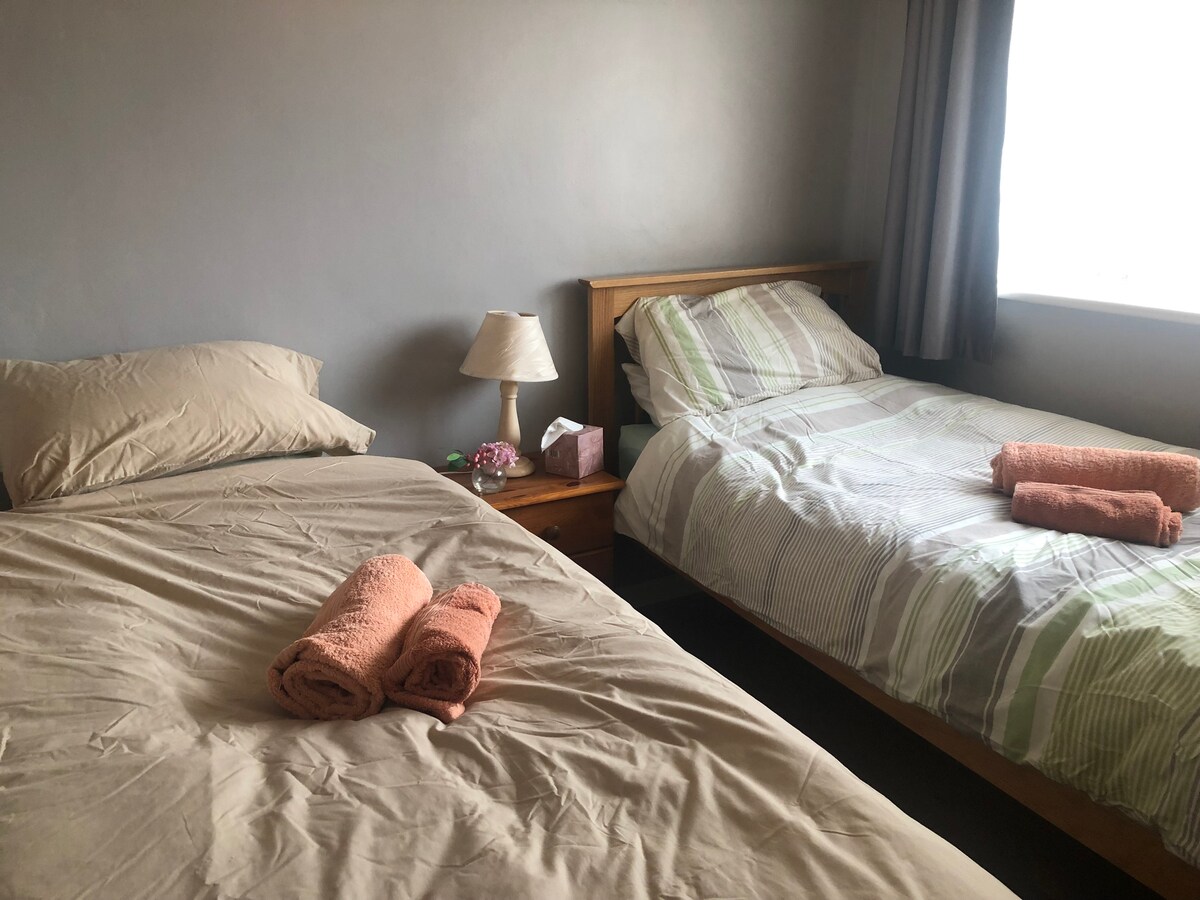 Une chambre simple ou double confortable à Springbank Cheltenham ...