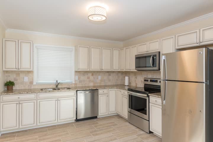 Cute Home 9 Mins From Uptown And Light Rail!! - Charlotte, NC