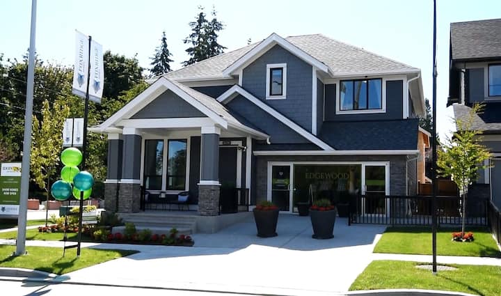 Wakes Up In Sunshine, Steps To Ocean And Mall - White Rock