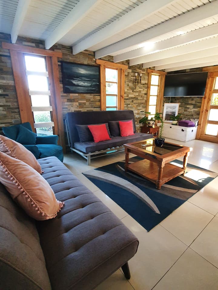 Casa Con Piscina Y Tinaja Cerca Del Mar. - Santo Domingo, Chile