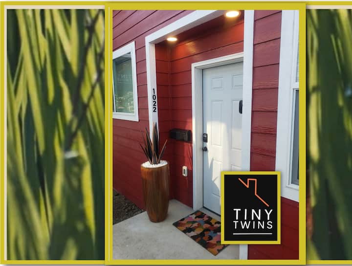 Red Downtown Stay ~ Eco & Pet Friendly Tiny Twins - Roseburg, OR