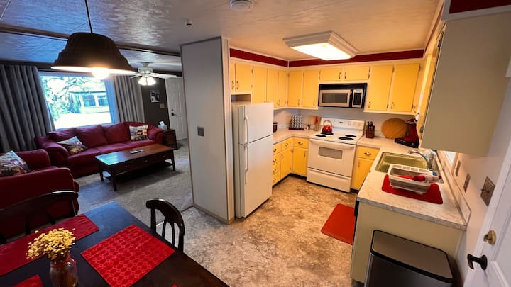 Wild Alaskan 3 Bd Upper Apt Close To Downtown - Fairbanks, AK