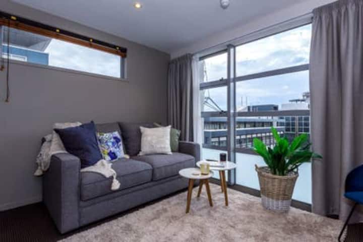 Light-filled, Modern 1 Bd Apt | Central Location - Auckland