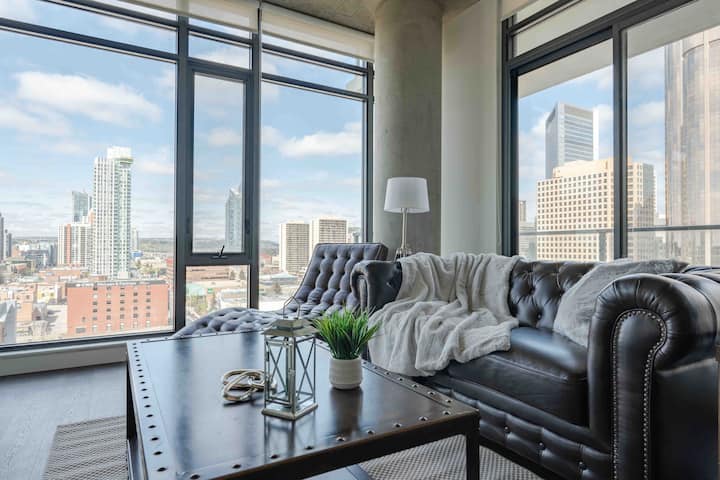 Presidential Suite • City Views • Heated Parking - Calgary