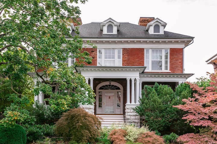 Waterfall Garden Retreat - Downtown On E. Beverley - Staunton, VA