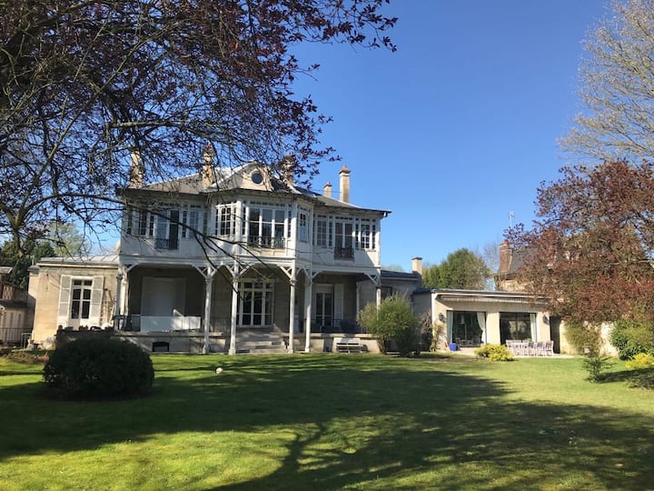 * Grand Appt 180 M2 / 3 Ch - Proche Centre Ville - Compiègne
