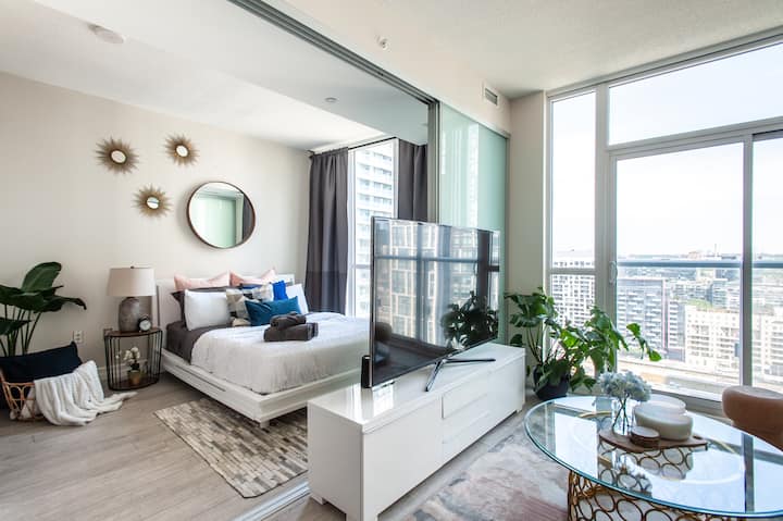 Chic 1br W Gym | Walk To Cn Tower, Rogers Centre- - Toronto