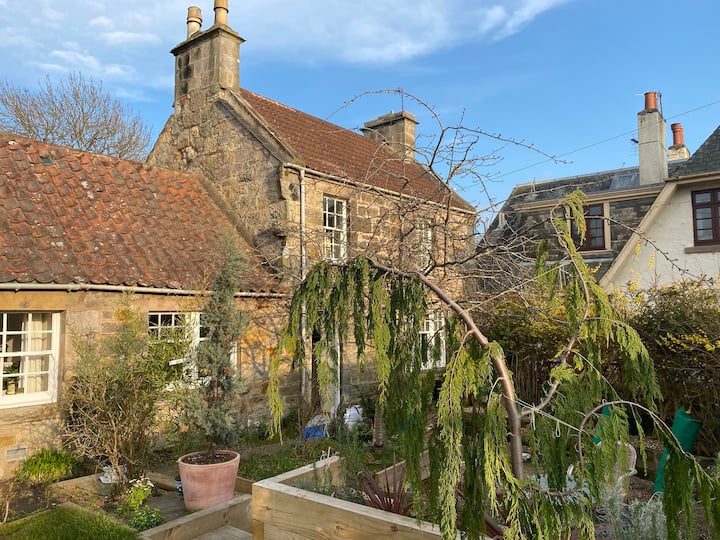 Restored Period Cottage In The Heart Of St Andrews - Fife
