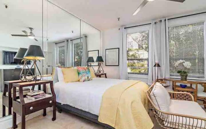 Palm Beach Condo, Wifi, Beach ,Tv, Pool - Palm Beach, FL