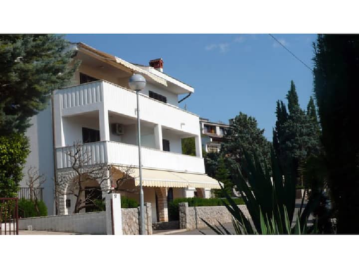 Ferienwohnungen Hadzi In Malinska, Krk (Apt# 1) - Njivice