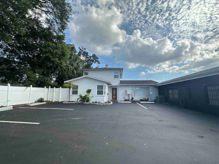 Close To Dwntwn/cozy/affordable! Free Parking $ - St. Petersburg, FL