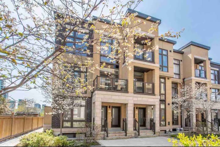 North York Luxury Townhouse Newly Renovated - Toronto