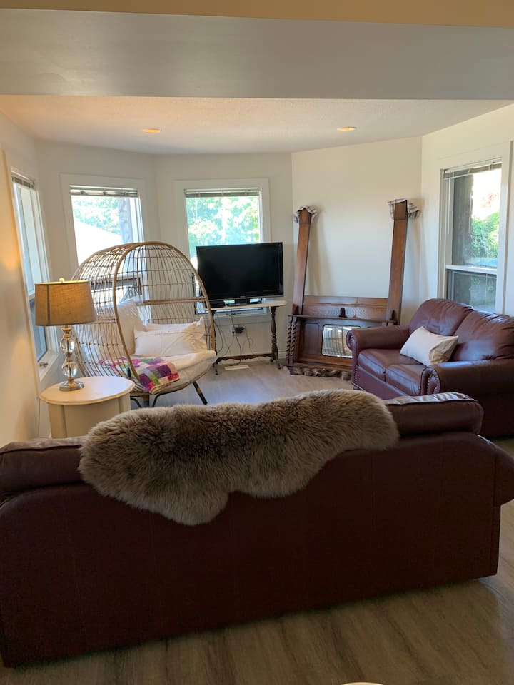 North Downtown-know Mtn Pet Friendly Dog Park - Kelowna