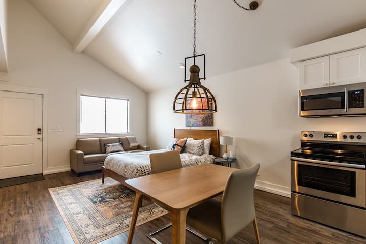 Secluded Holladay Guesthouse Studio - Sandy, UT