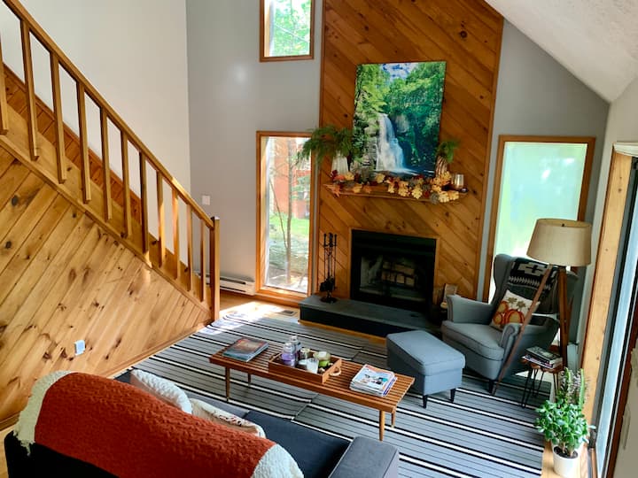 Mod Pocono Chalet W/ Hot Tub, Firepit, Pool Access - Bushkill, PA