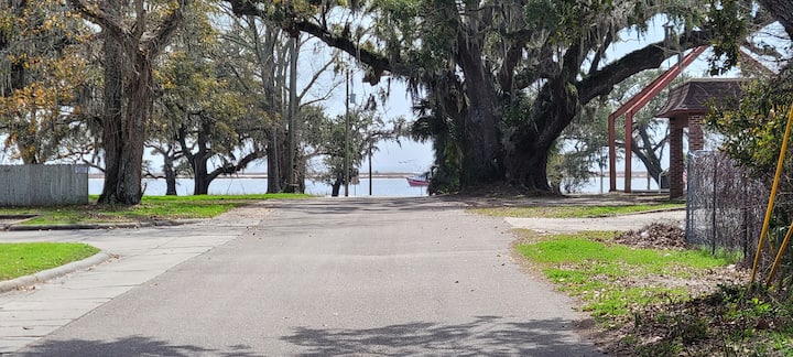 Cozy Home Walking Distance To The Beach! - Biloxi, MS
