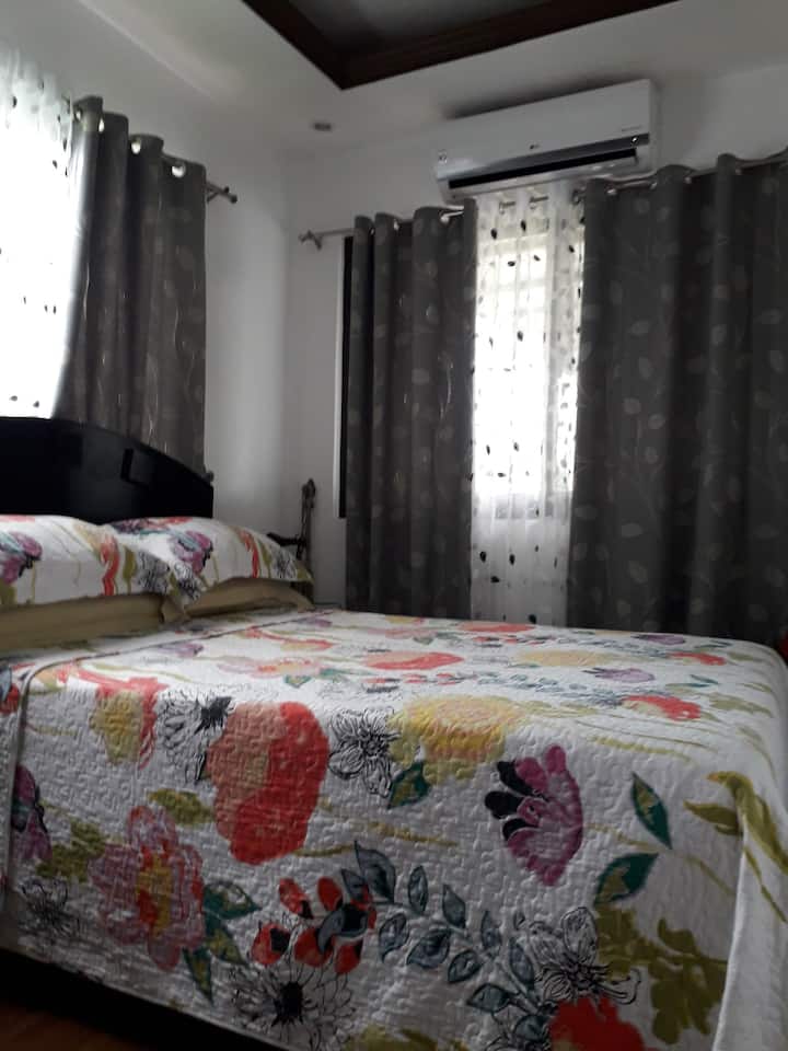 Swiss Cottage Resthouse Private Ensuite Bedroom - Plaridel